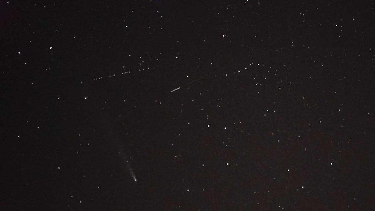 Lowlight Camera Captures 15 Starlink Satellites passing by Comet Atlas ...