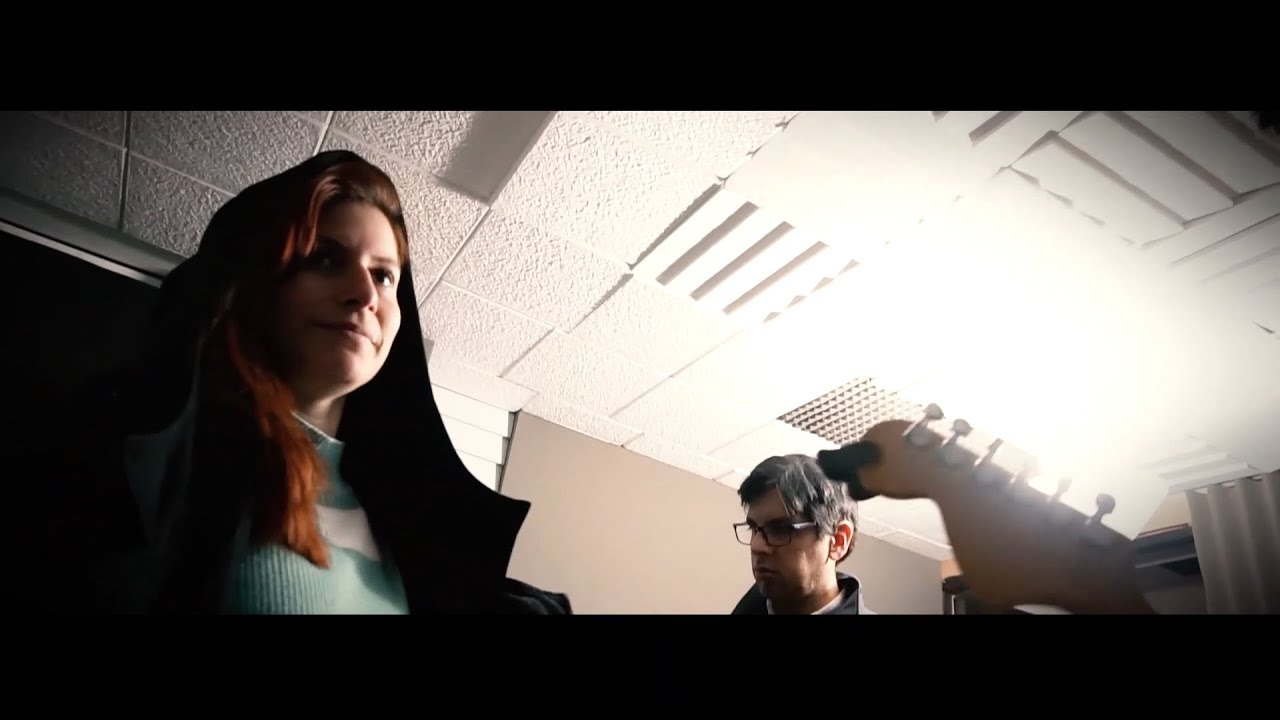 Satélite menor ft. Bea Mar - Abrigo (vídeo oficial) - YouTube