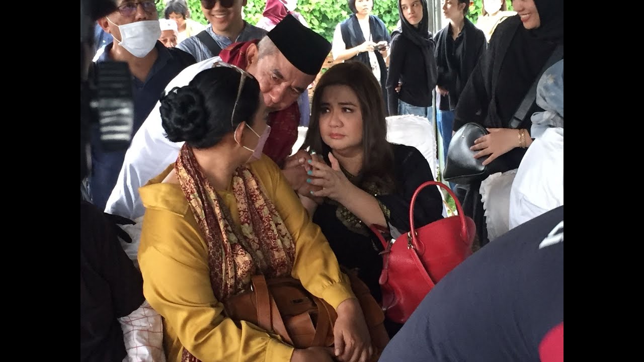 LIVE. CORNELIA AGATHA IKUT TABURI BUNGA DI MAKAM RIZAL RAMLI - YouTube