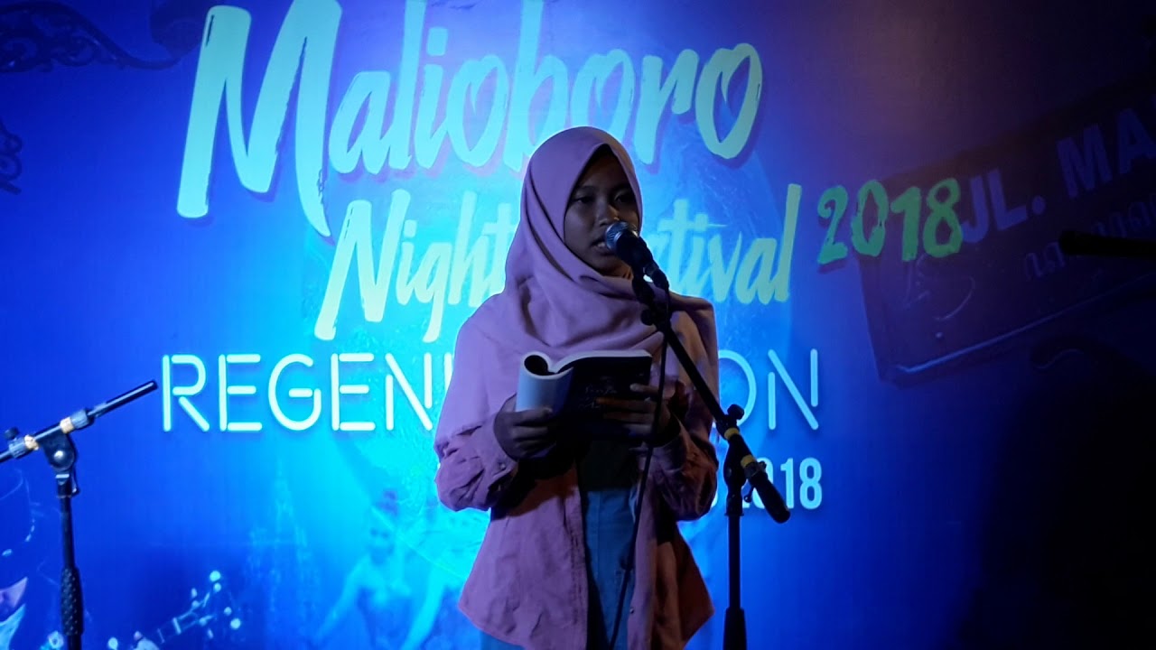 Gendhis Manis Baca Puisi di MNF - YouTube