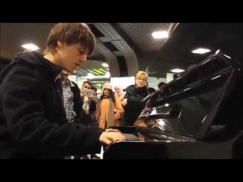 INCREDIBLE VOICE PIANO AIRPORT | Improvisation at the airport - YouTube