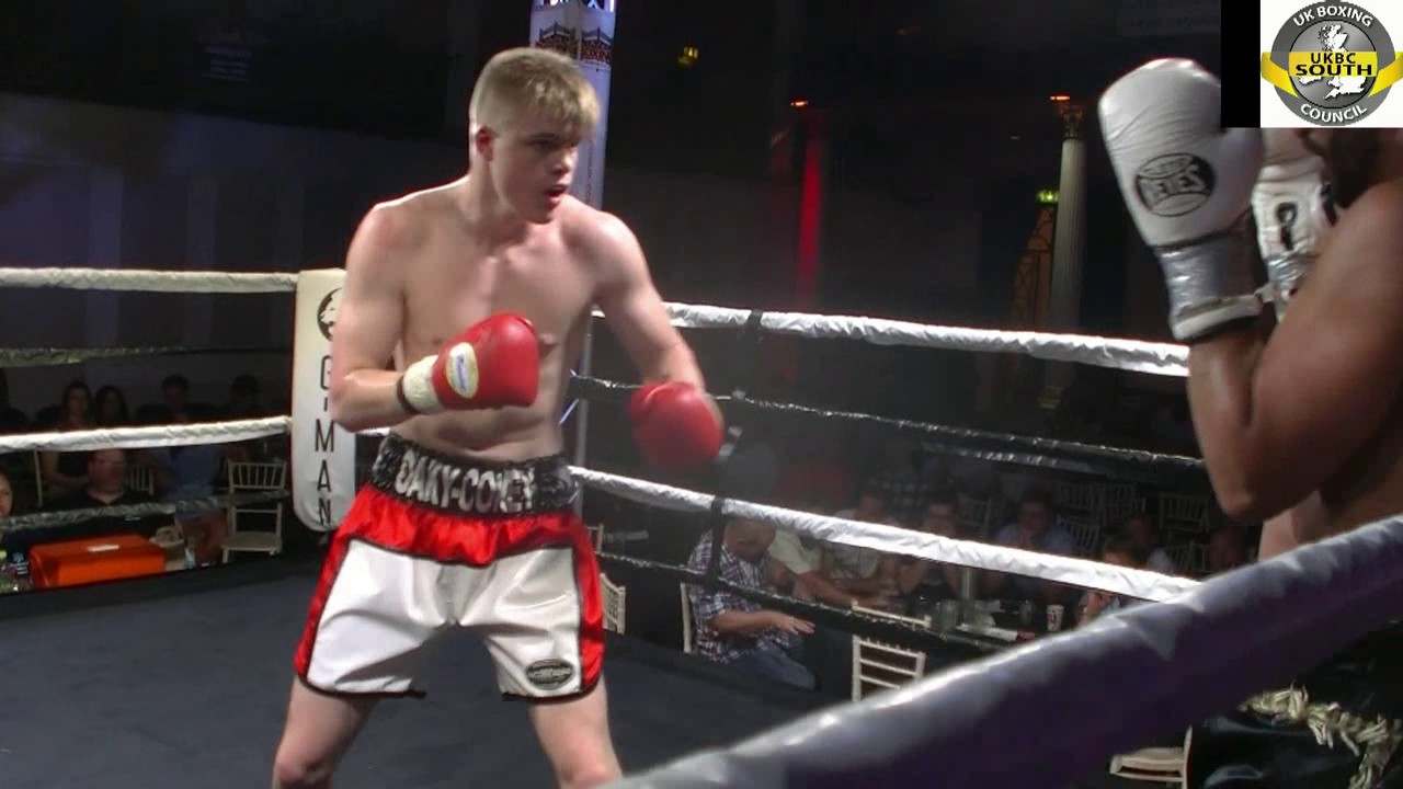 Spencer Oakman vs Paul Morby "UKBC War On The Shore" - YouTube