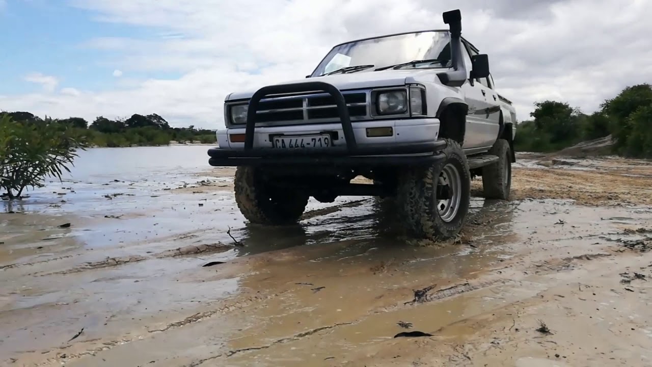 Toyota Hilux 22r SAF 4x4 - YouTube