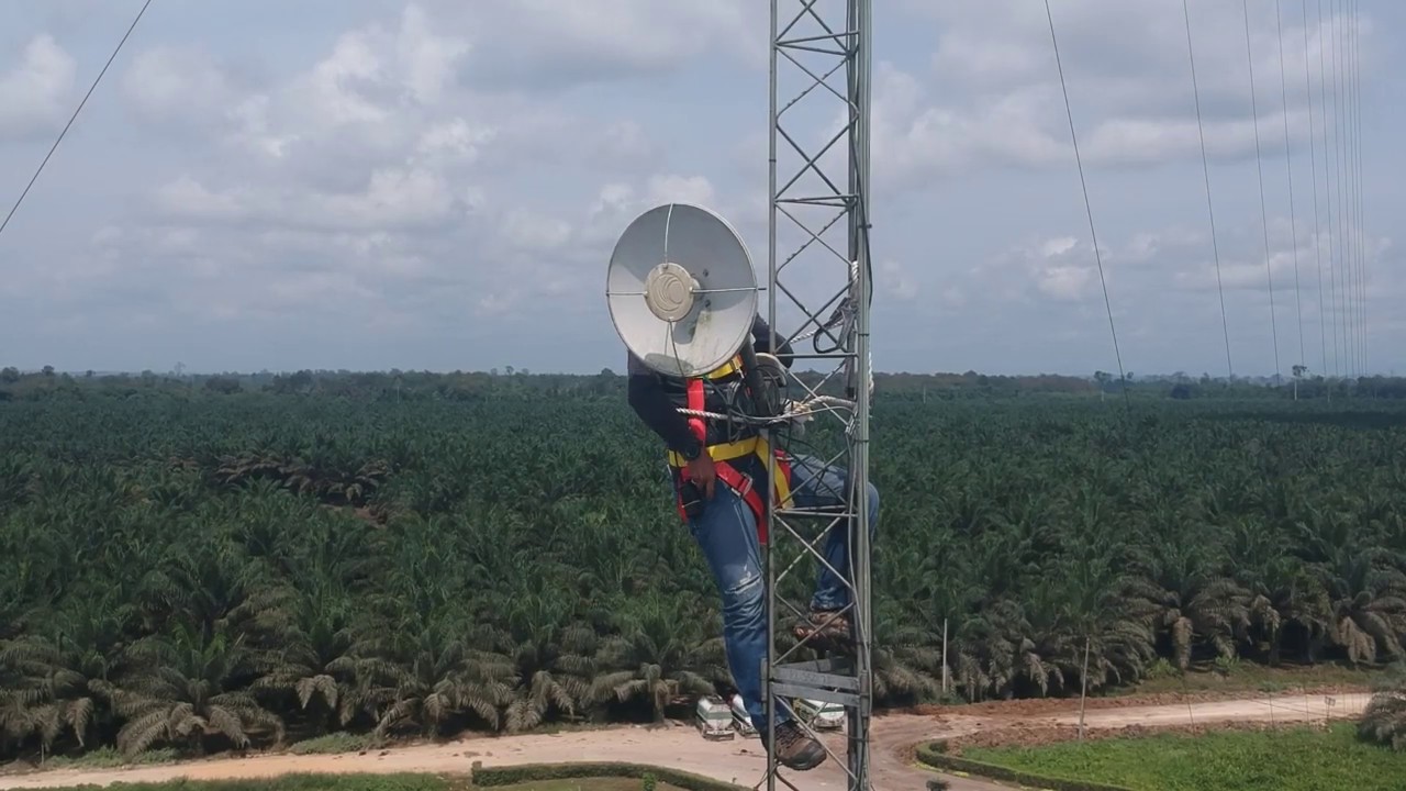 Proses instalasi antena Cambium di tower triangle - Part 1 - YouTube