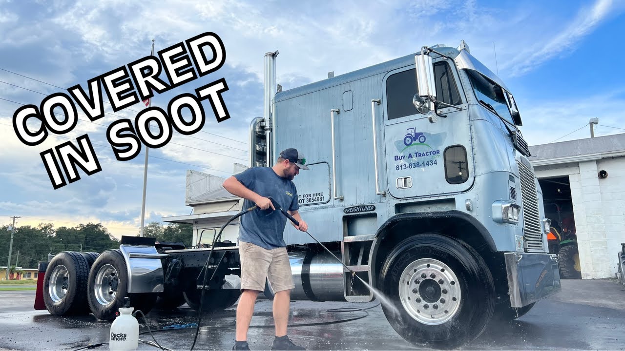 Pressure Washing my 30 Year Old Cabover Paint, Satisfyingly Clean ...