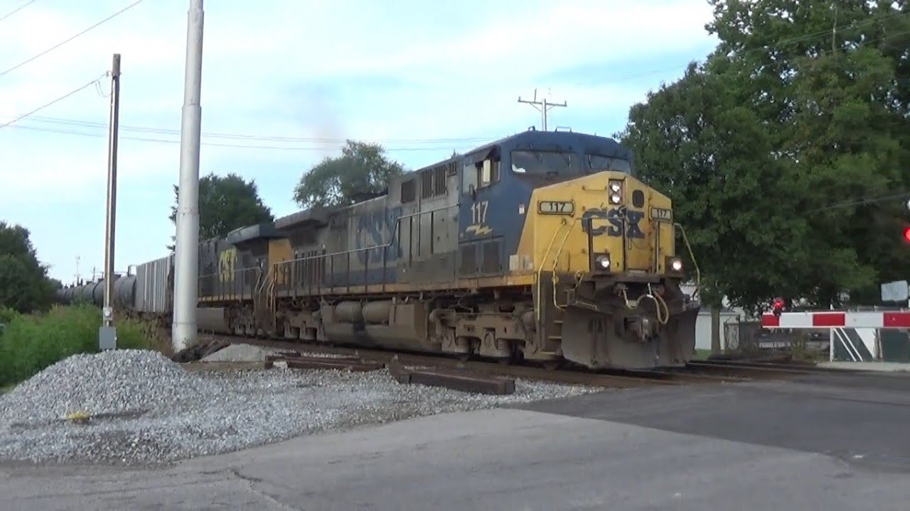 CSX 117 leads CSX K449 SB on the NS Dayton District - YouTube