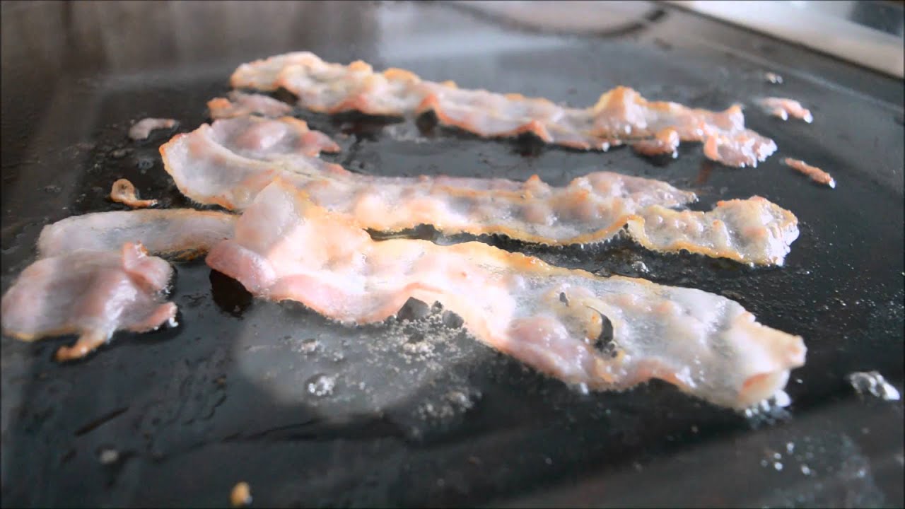 Bacon und Spiegelei auf der LeMax Grillplatte - YouTube