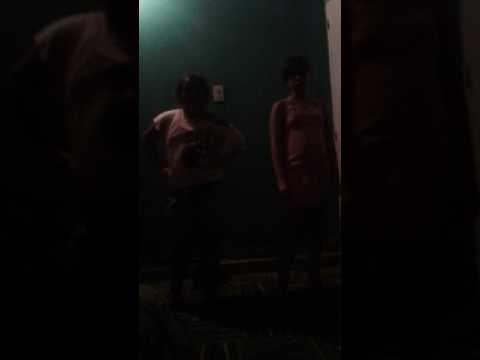 Niñas bailando mírame a mi-(muy mal)