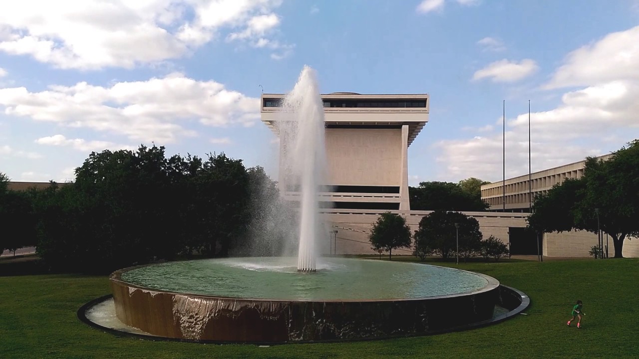 Huge Fountain at UT Austin - YouTube