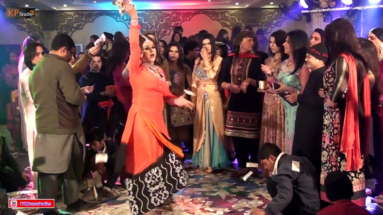 SUMBAL AZEEM PUNJABI MUJRA PERFORMANCE @ WEDDING DANCE PARTY - YouTube