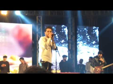 Jo tu na Mila mujhe singing by Asim Azhar for Hania amir in concert of cash & carry