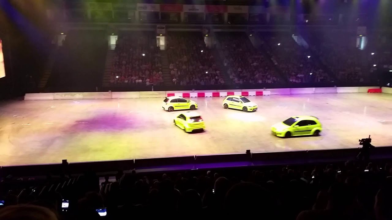 Synchronised Cars - YouTube
