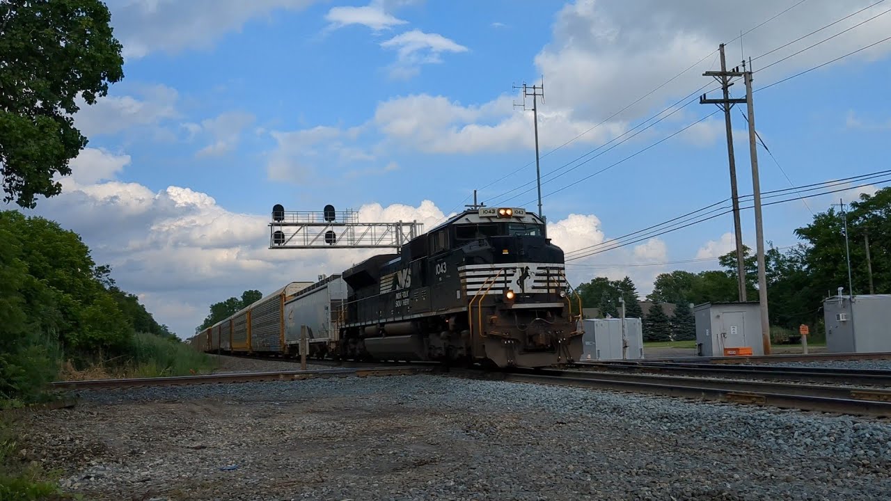 7/8/23: NS SD70ACe #1043 & ES44AC #8042 (mid-DPU) head west @ Romulus w/ NS 121 - YouTube