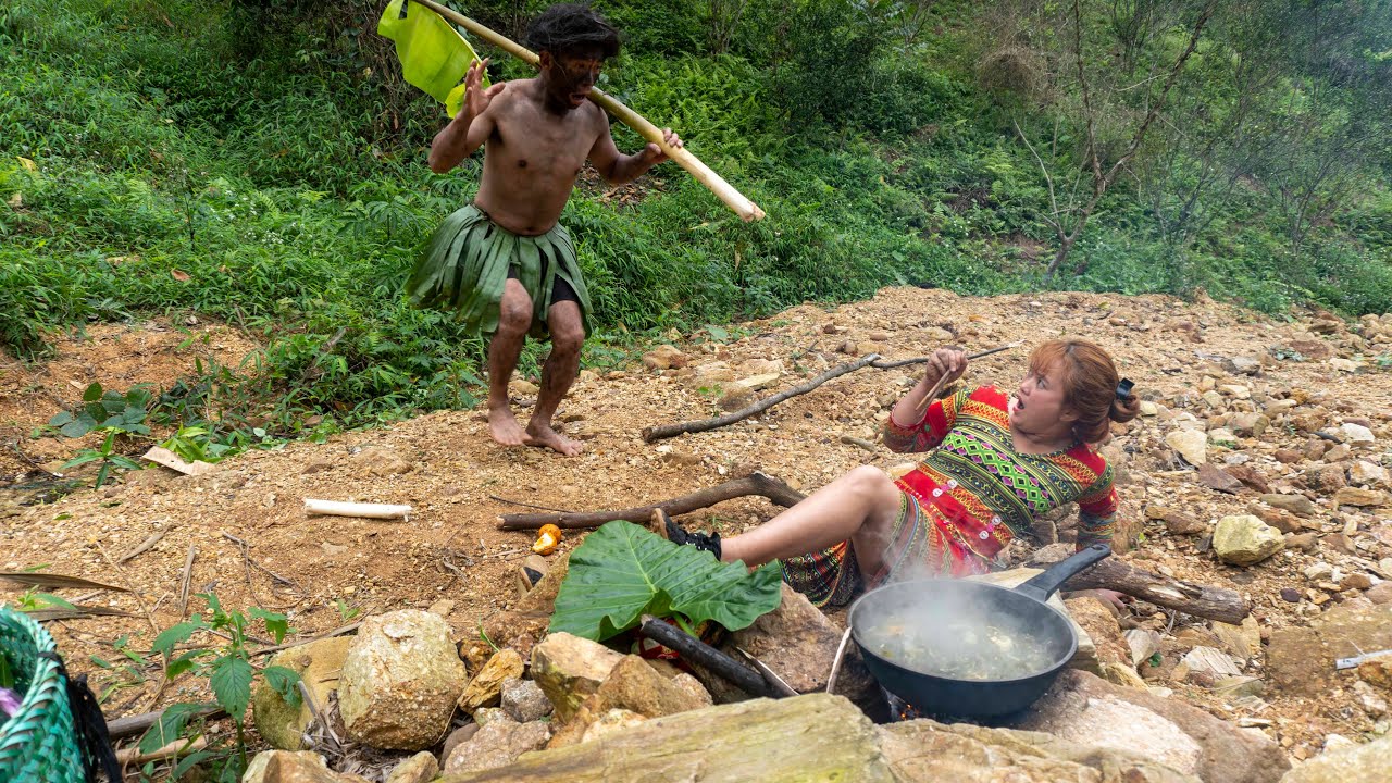 Picking wild vegetables to cook rice suddenly met a forest man begging ...