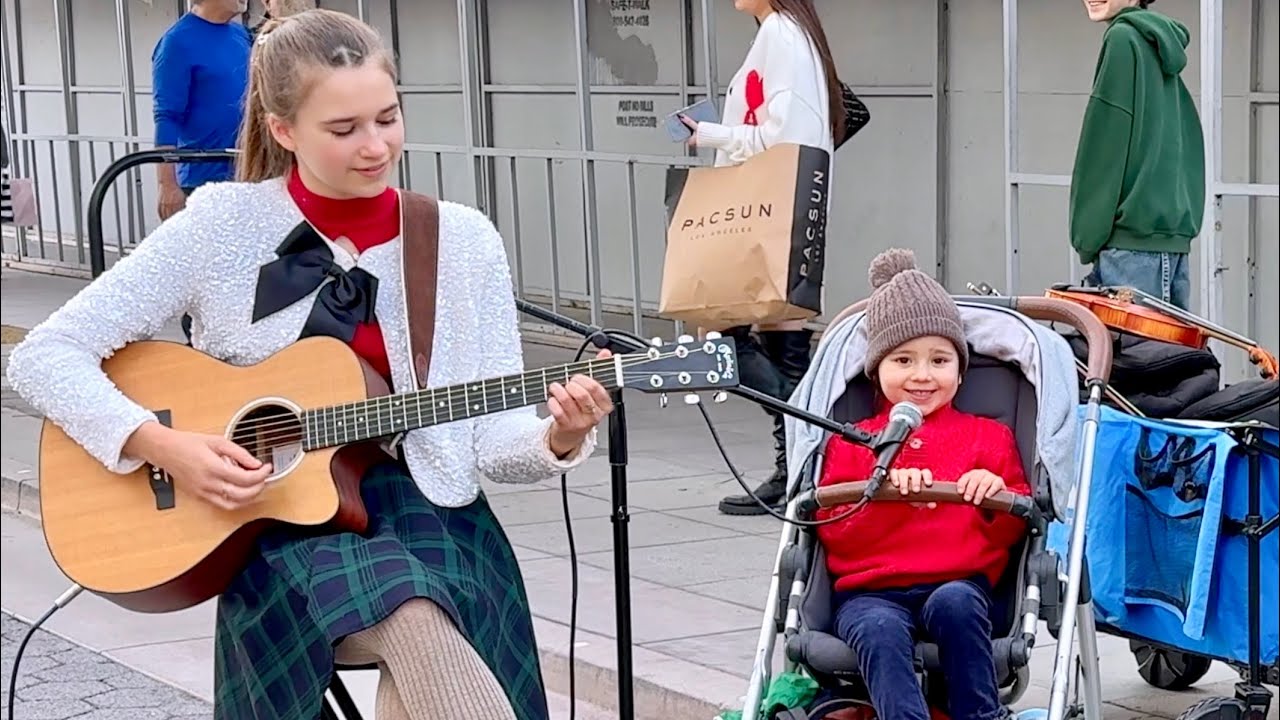 3-year-old SINGER IN A STROLLER joins "Feliz Navidad" - Karolina ...
