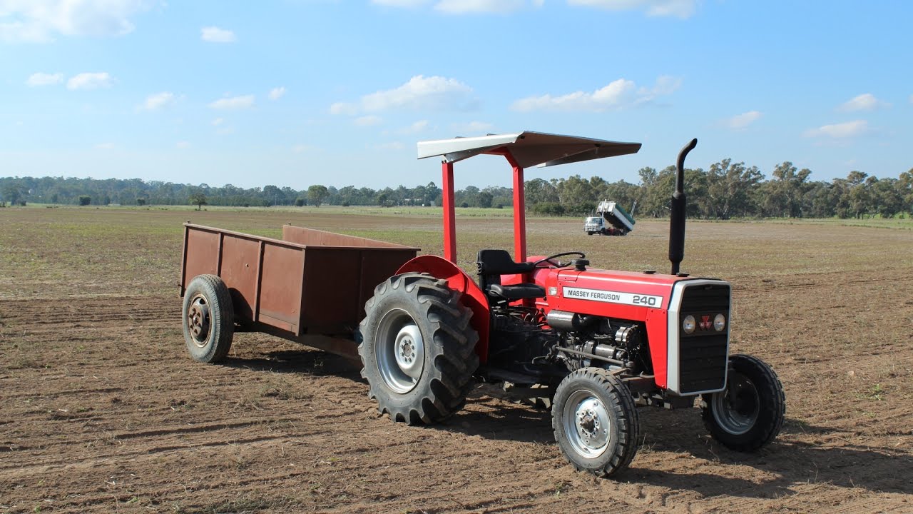 How to Professionally wash a tractor - YouTube