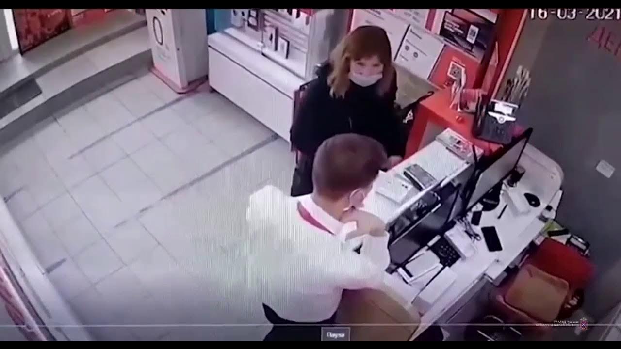 В Волгограде неадекватка с электрошокером хотела украсть айфон 🤦🏼‍♂️ ...