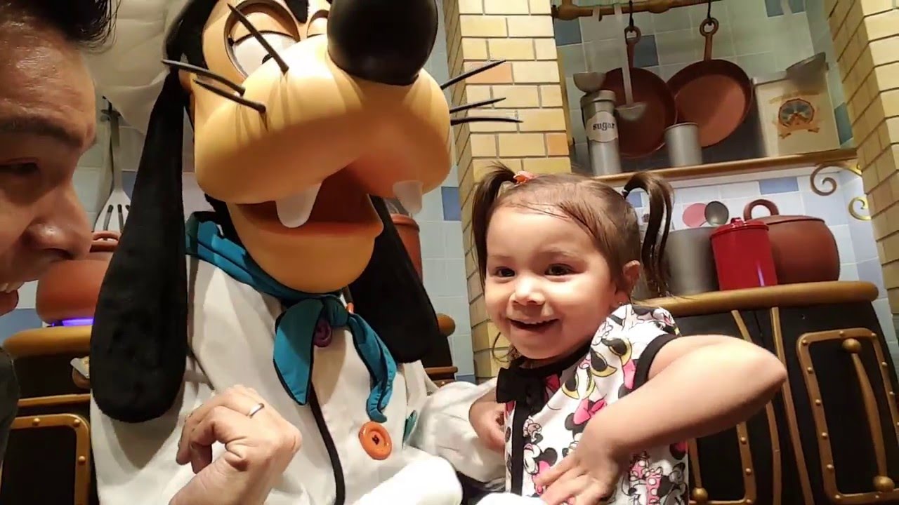 Toddler meeting Goofy at Goofys Kitchen at the Disneyland Hotel - YouTube