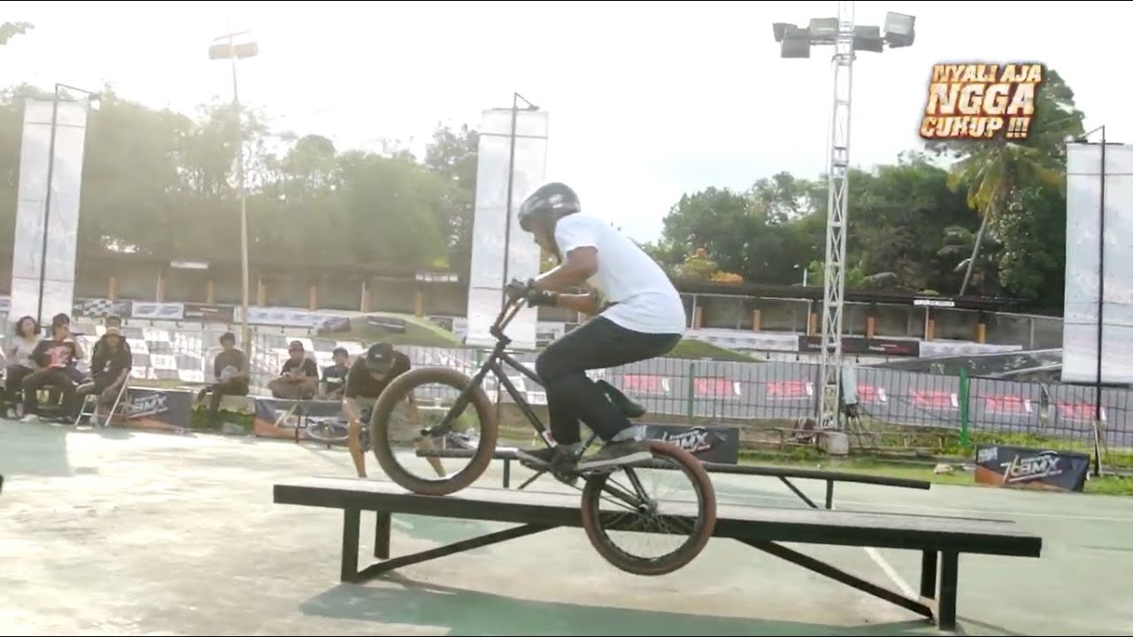 Obstacle BMX Freestyle Underground Race - YouTube