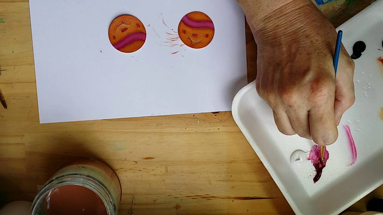 How i painted my gingerbread faces - YouTube
