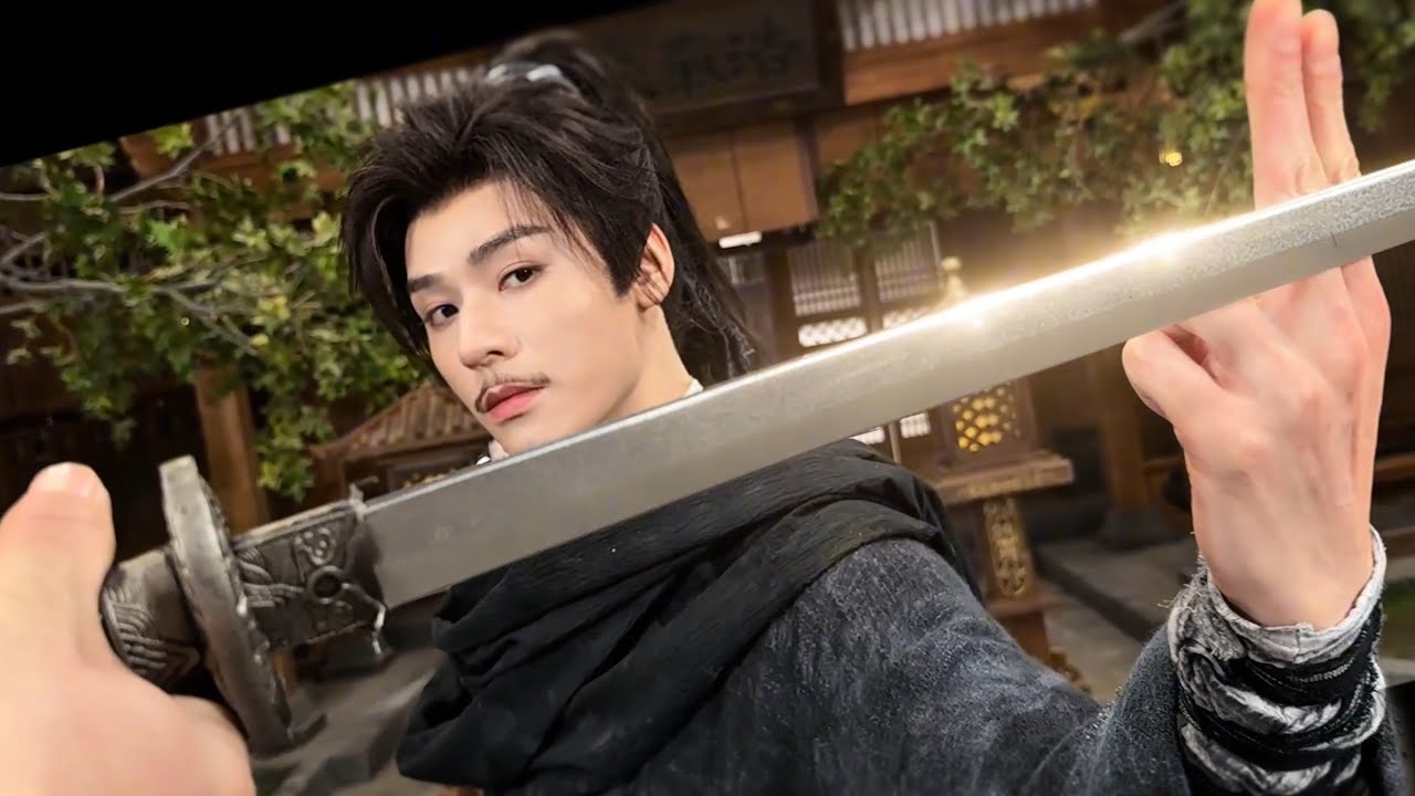 260306 #龚俊 #GongJun Douyin｜With a single finger, catching the sword’s ...