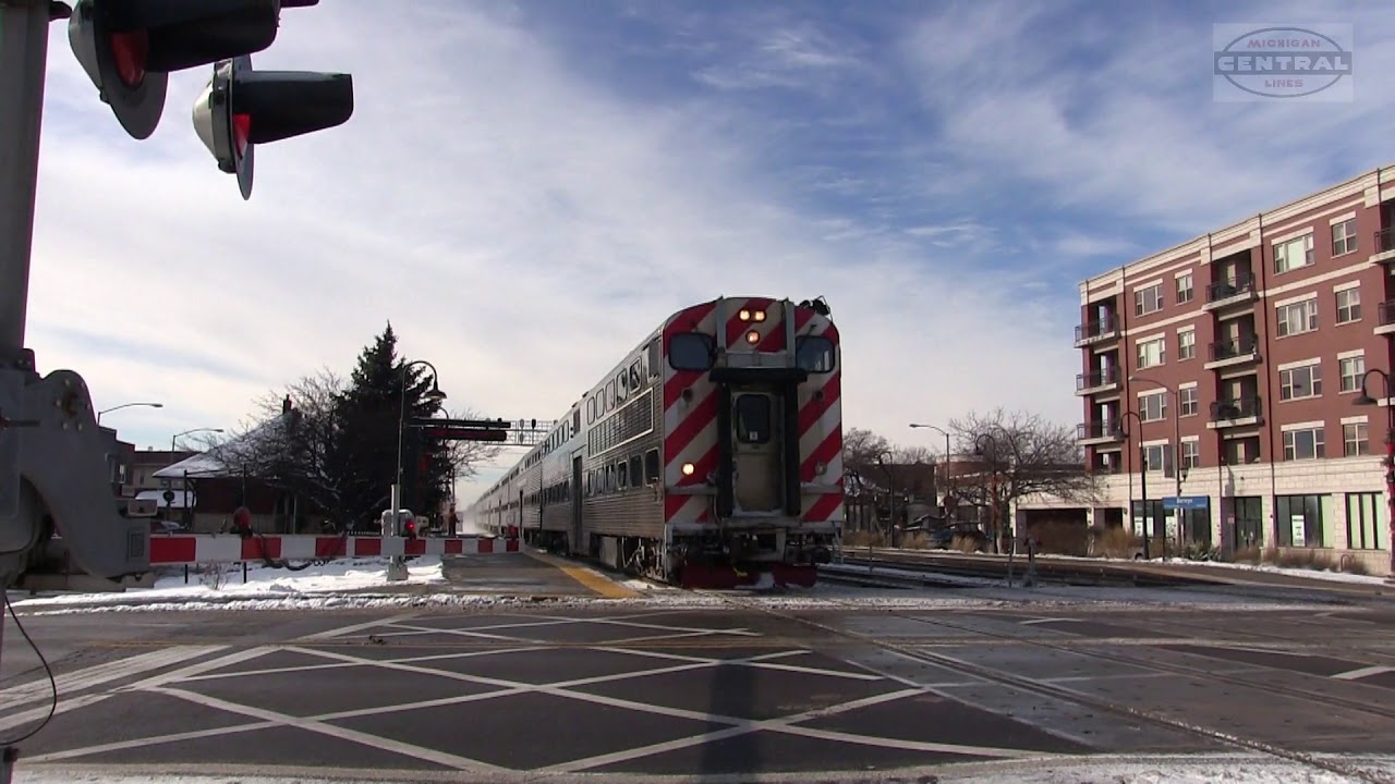 Trains on the BNSF Racetrack in the Snow! - YouTube