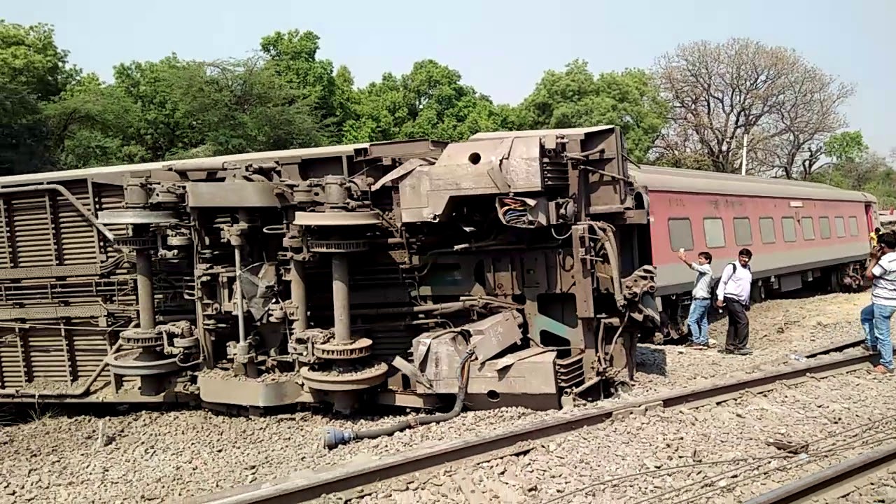 CONDITION OF POORVA EXPRESS AFTER ACCIDENT....NDLS-ALLD - YouTube