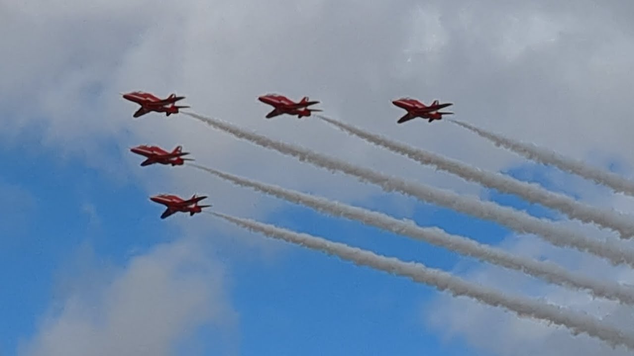 Red arrows flyby waddington - YouTube