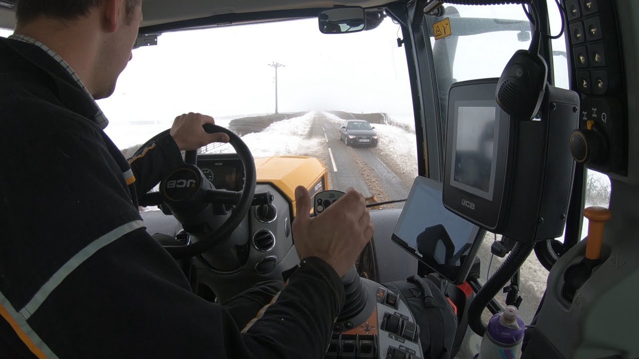 JCB Fastrac Vs the Snow Beast - YouTube