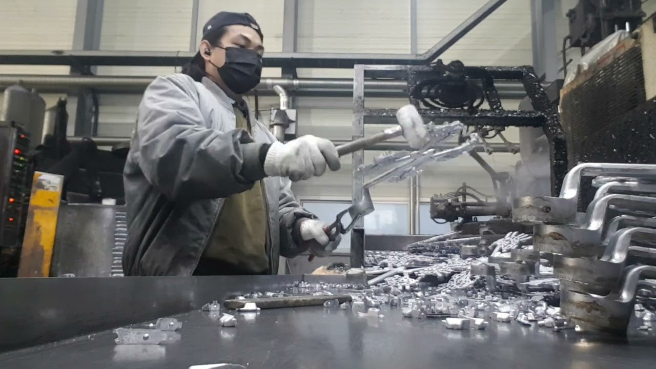 salah satu pekerjaan di industri pabrik spare part mobil di KOREA ...