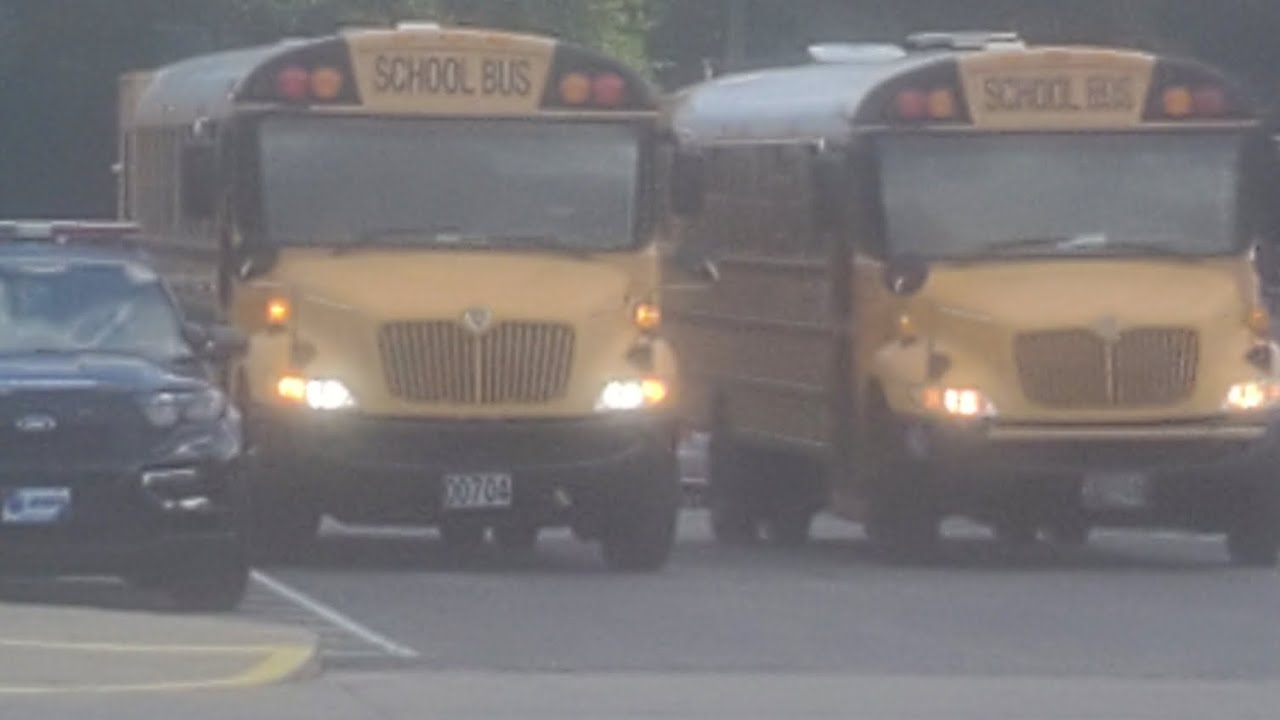 Showing yall how our HS buses pull in - YouTube