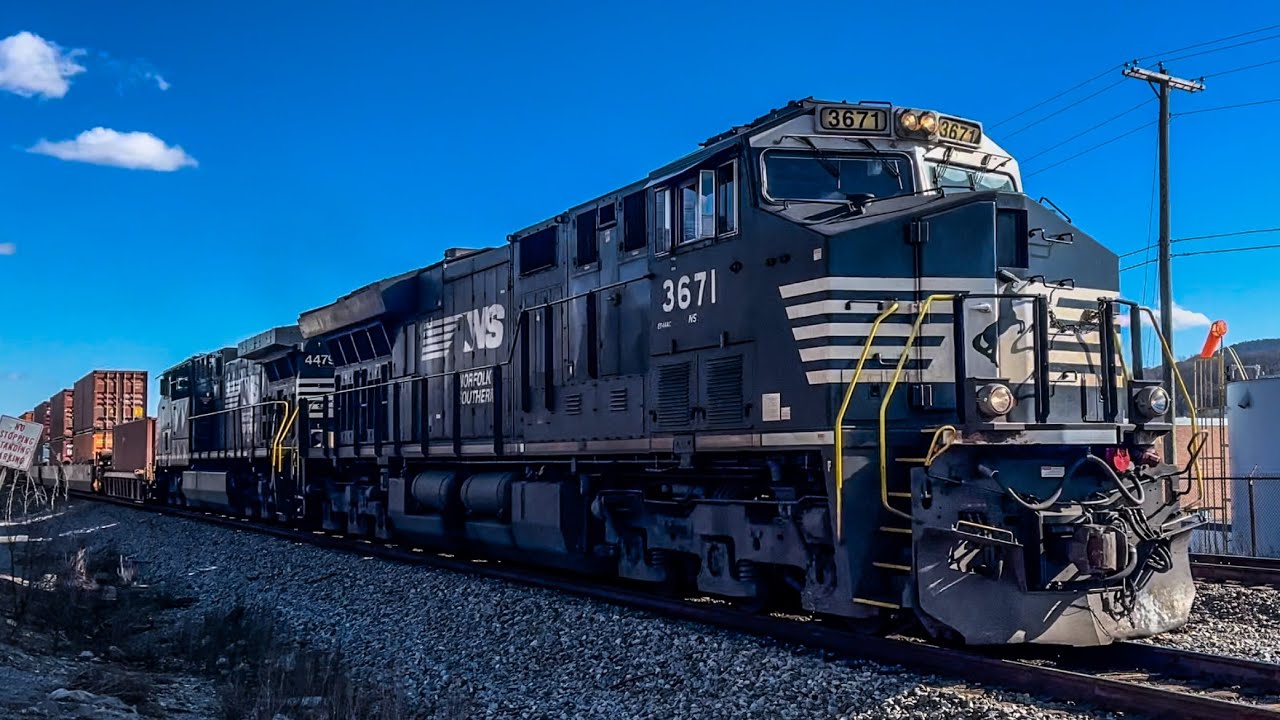 NS 3671 Leads 279 Through Glenvar in the Cold - YouTube