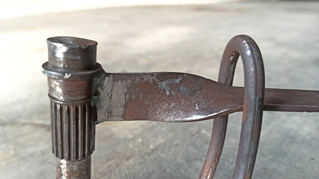 tukang las ini berhasil membuat alat pembolong logam dari besi bekas ...