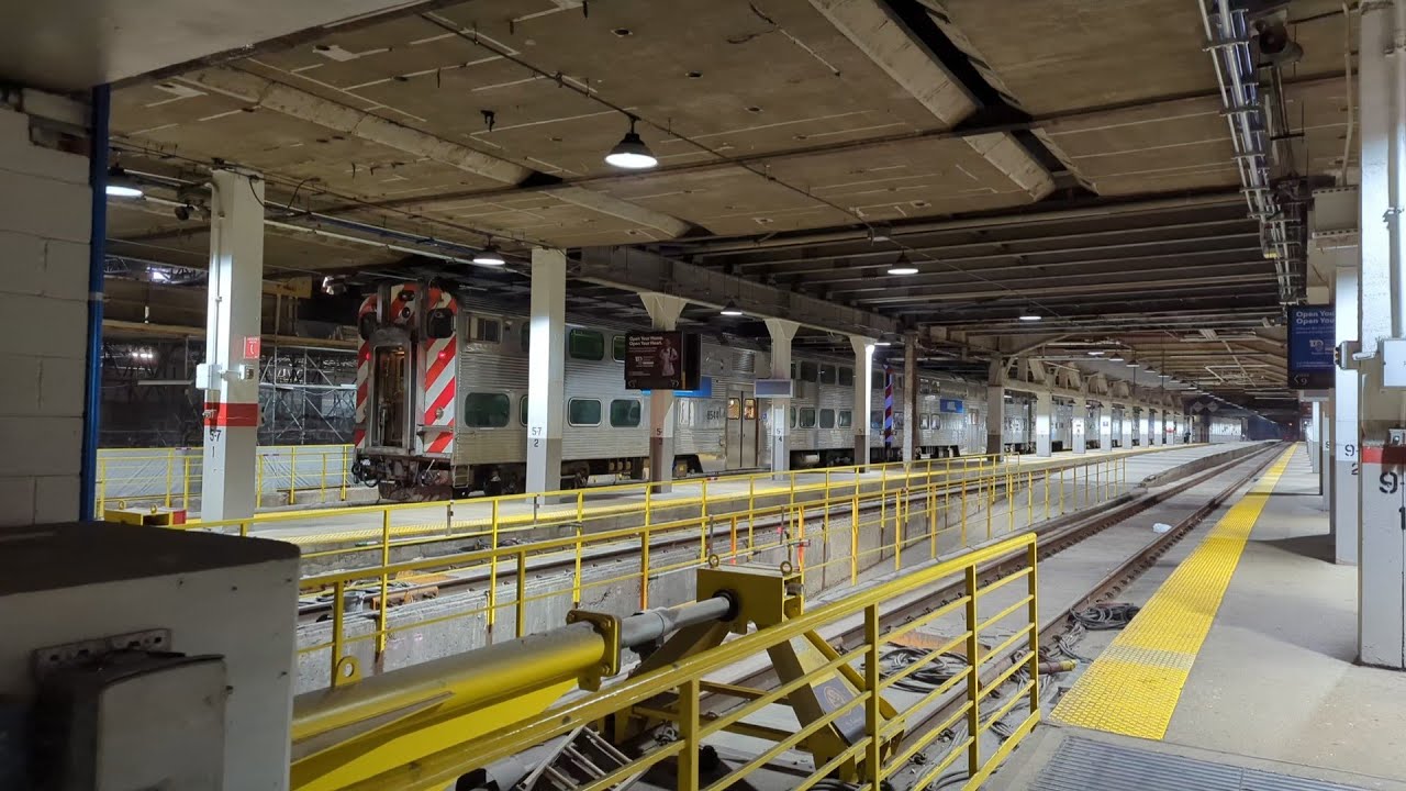 Metra Train Departs from Track 5 at Chicago Union Station - YouTube