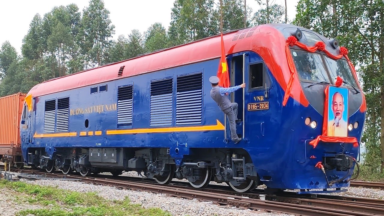 D19Er-2034 Vinh Dự Cầm Ảnh Bác Hồ Trong Ngày Khai Trương Trạm Vận Tải ...