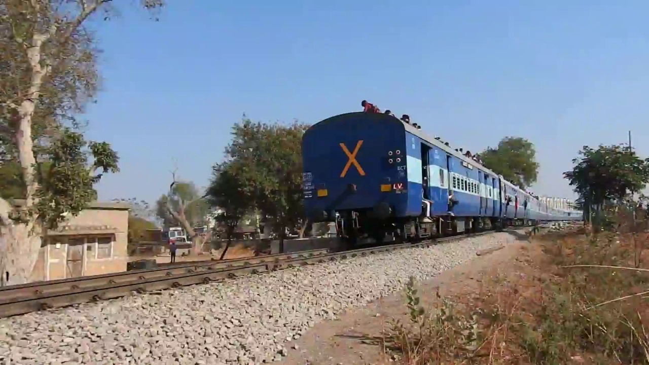 Incredible Crowd on Roof of Train: 12956 Jaipur-Mumbai Superfast ...