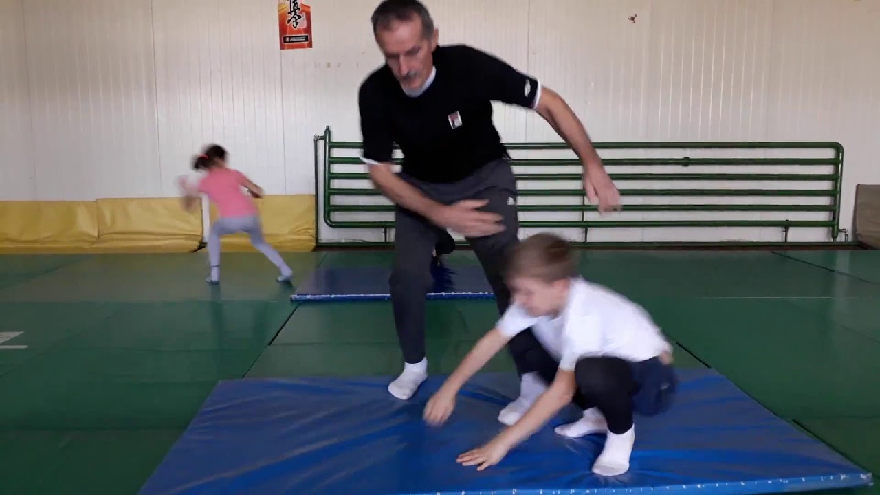 Kolut napred, kolut nazad ... pa ko to ne zna - YouTube