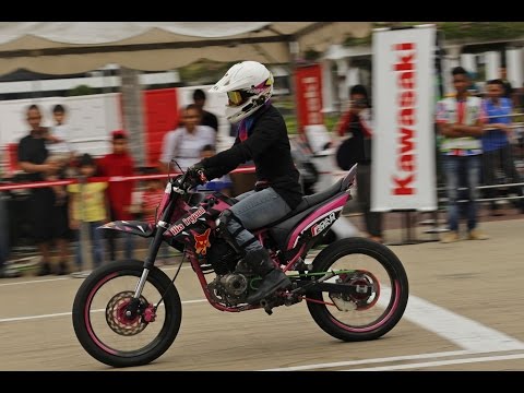 Cewek Cantik Berhijab Freestyle Motor | Keren Banget |