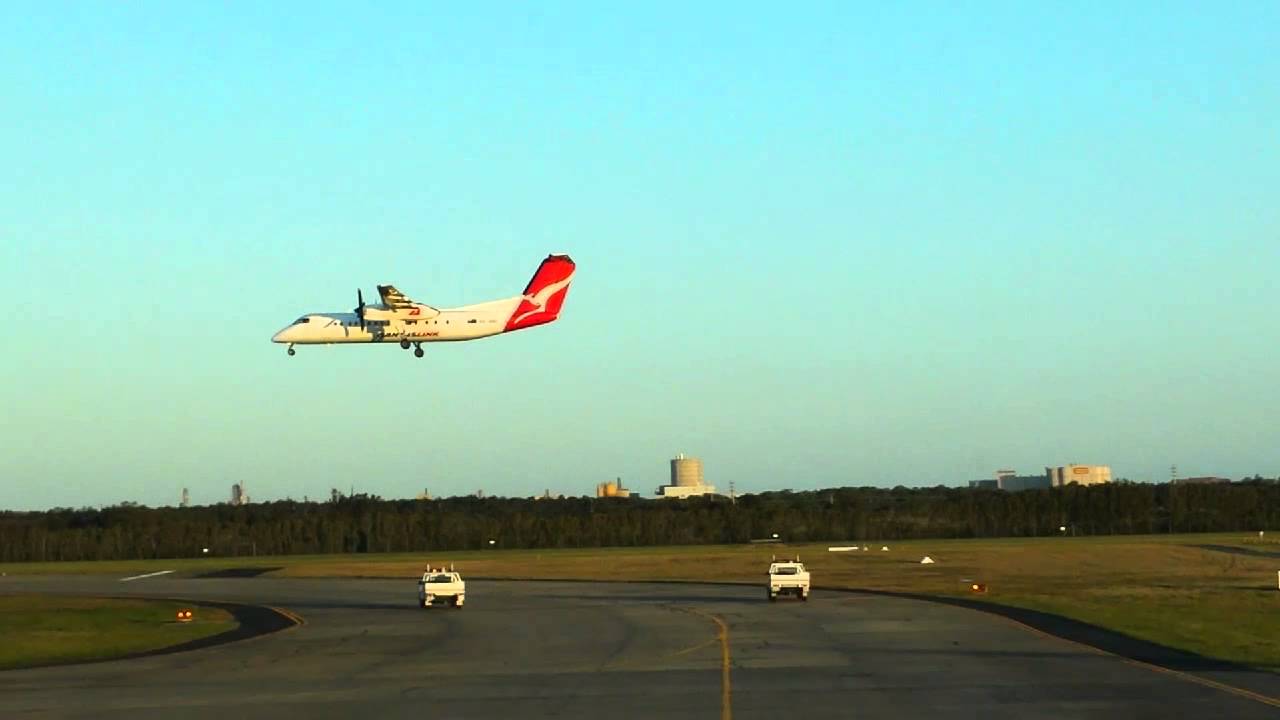 Dash 8 (Q300) Engine Failure Brisbane - YouTube