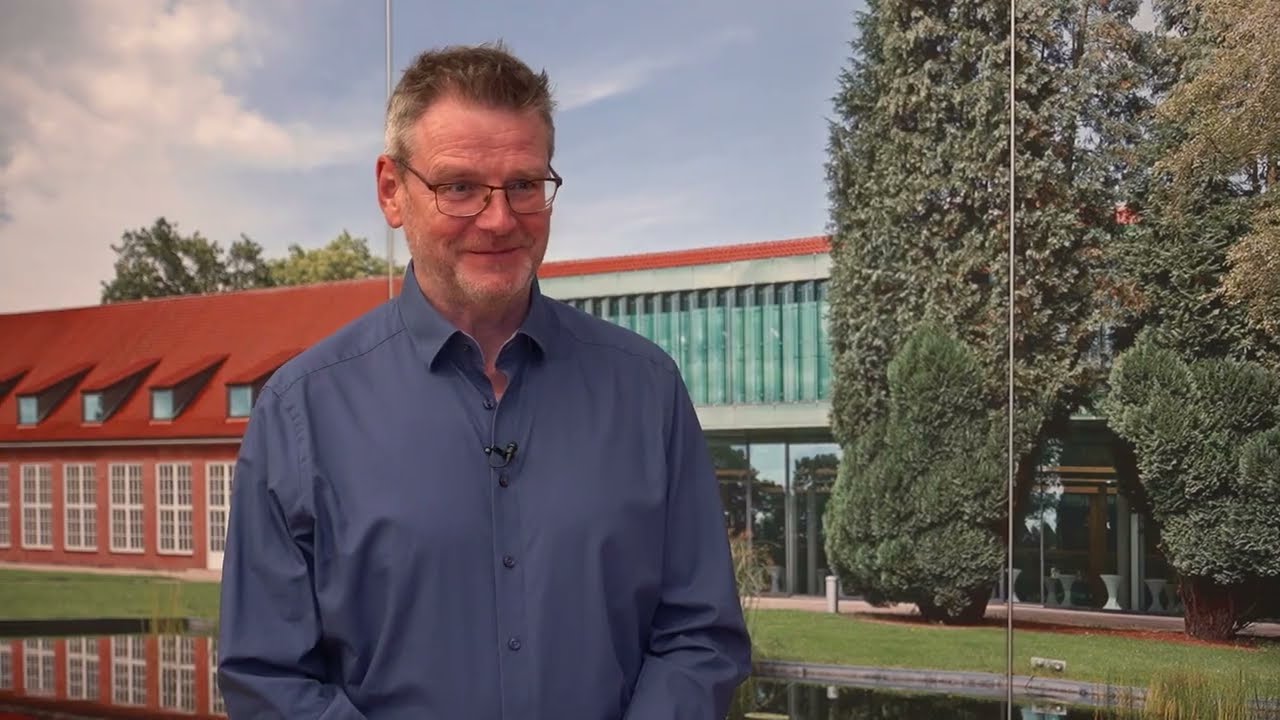 Prof. Dr. Matthias Ullrich, Prof. of Microbiology, Faculty Bio ...