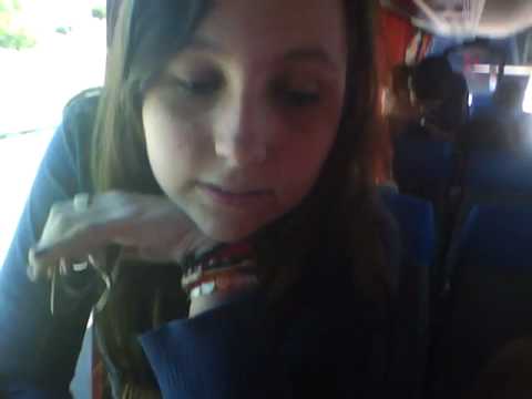 En el bus, mirando la campanilla de celia