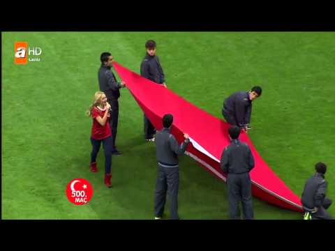 Hadise 500. Milli Maçta Şarkı Söyledi !