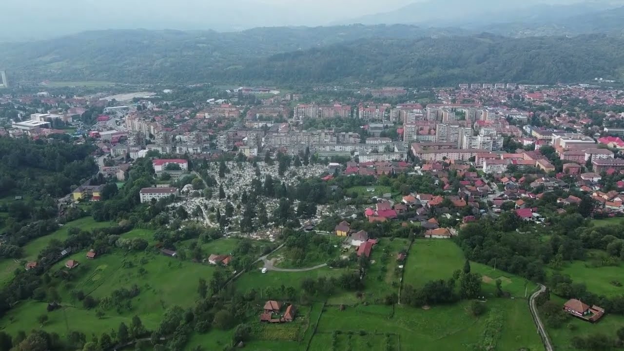 Petroșani, orașul înconjurat de munți și păduri IMAGINI AERIENE - YouTube