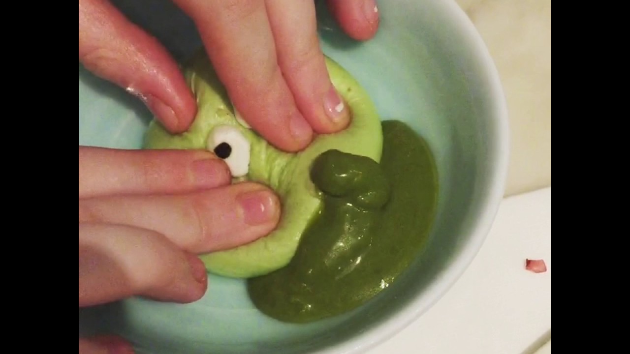 Green Tea vomiting buns at Yum Cha - YouTube