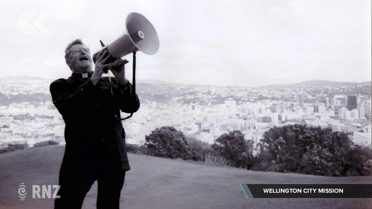 Celebrity chef and former city missioner Sir Des Britten dies - YouTube