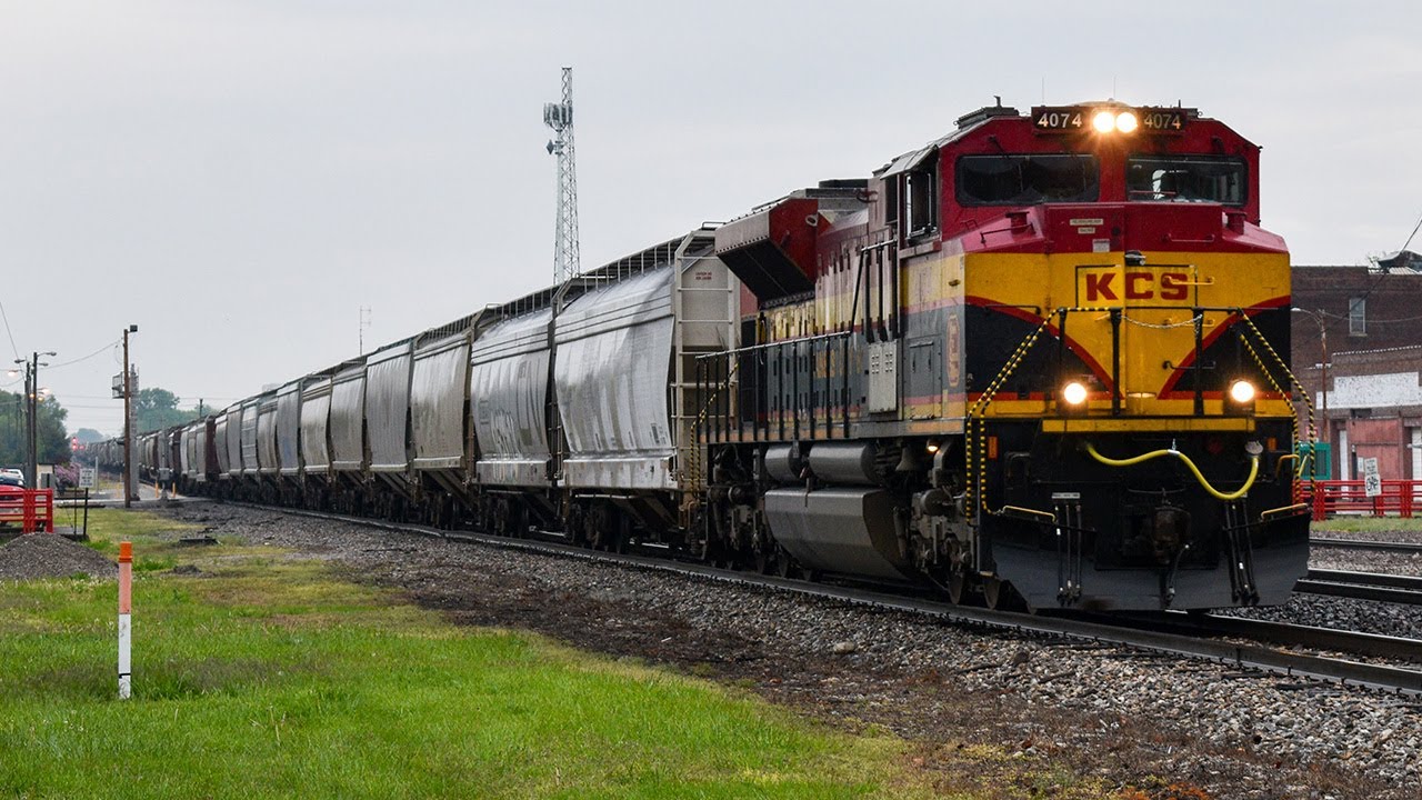 KCSM SD70ACe 4074 Leads CN G89371 - YouTube