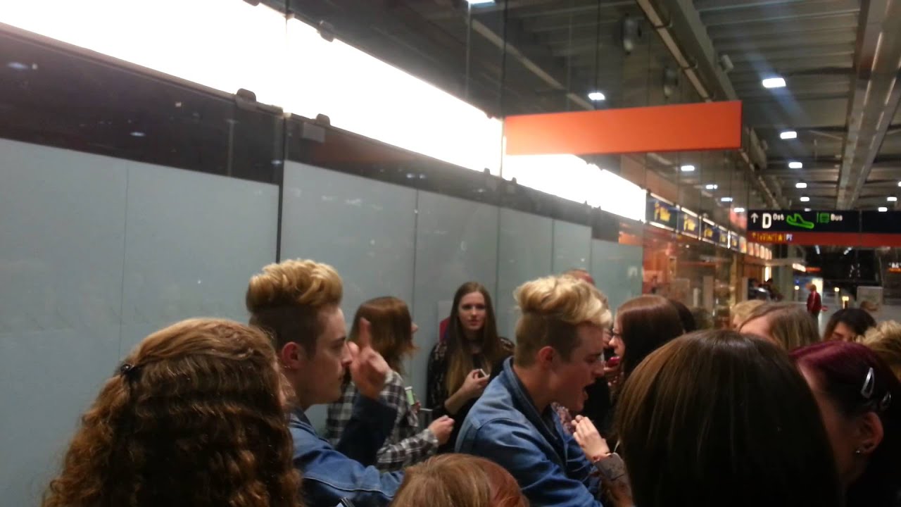JEDWARD taking pics with fans at Cologne Airport - 23/06/2015 - YouTube