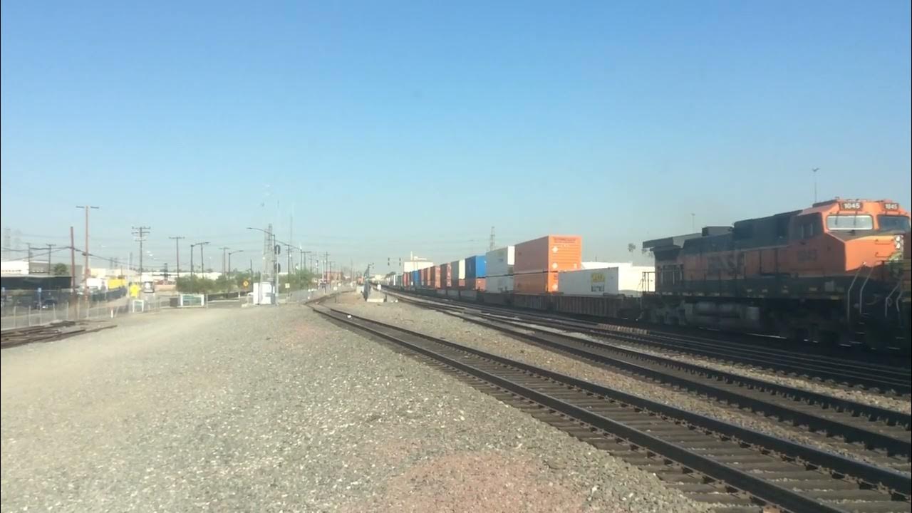 BNSF 3902 leads a z train with 2 H1’s - YouTube