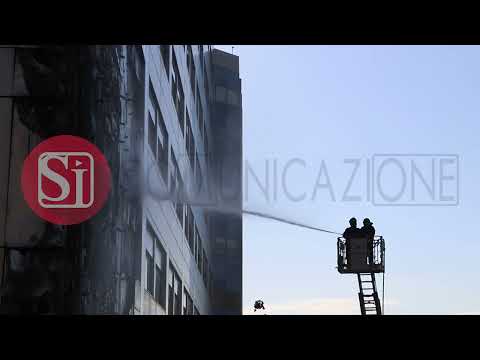 L'incendio all'Ospedale del Mare di Napoli. L'intervento dei Vigili del Fuoco per spegnere le fiamme
