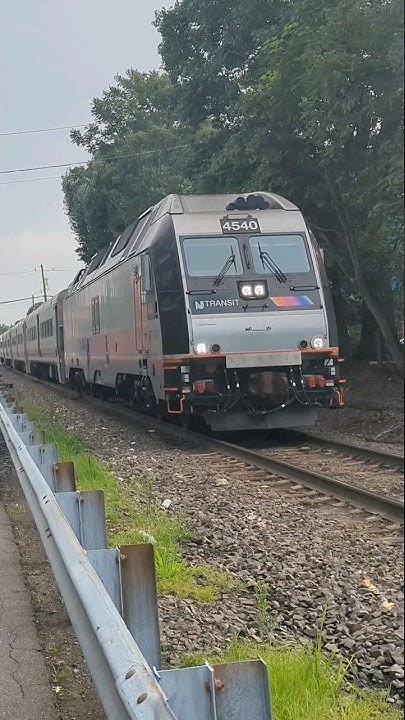 NJT Alp-45A #4540 Departs Anderson Street doing the Crossing Sequence 4x From a Distance - YouTube